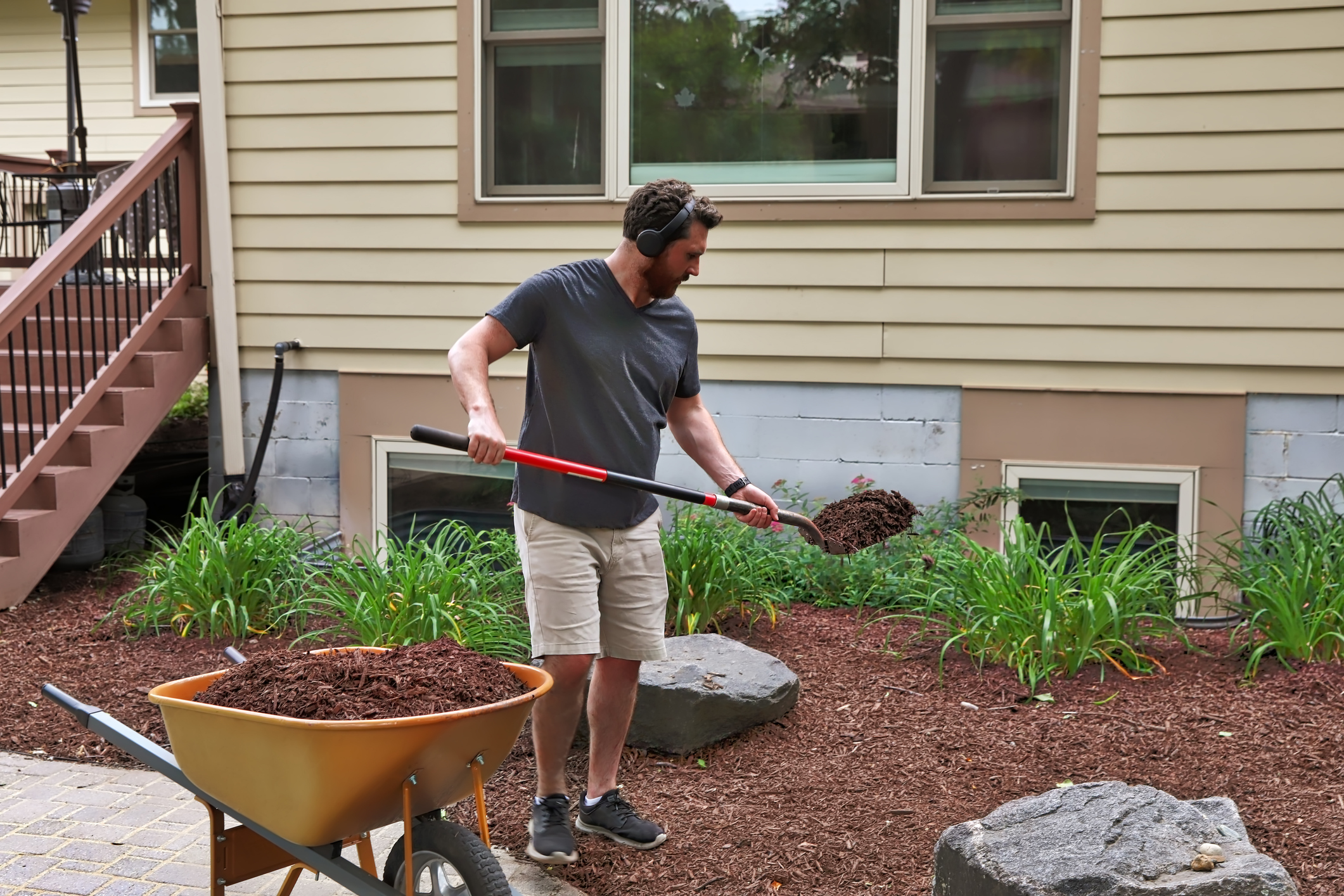 Mulching Tips for Hot Weather: The Benefits and How to Apply It ...